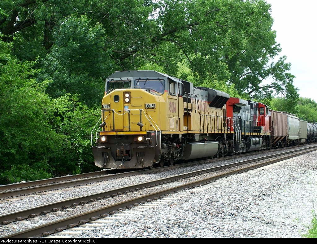 UP 8014 Leads An EB Manifest